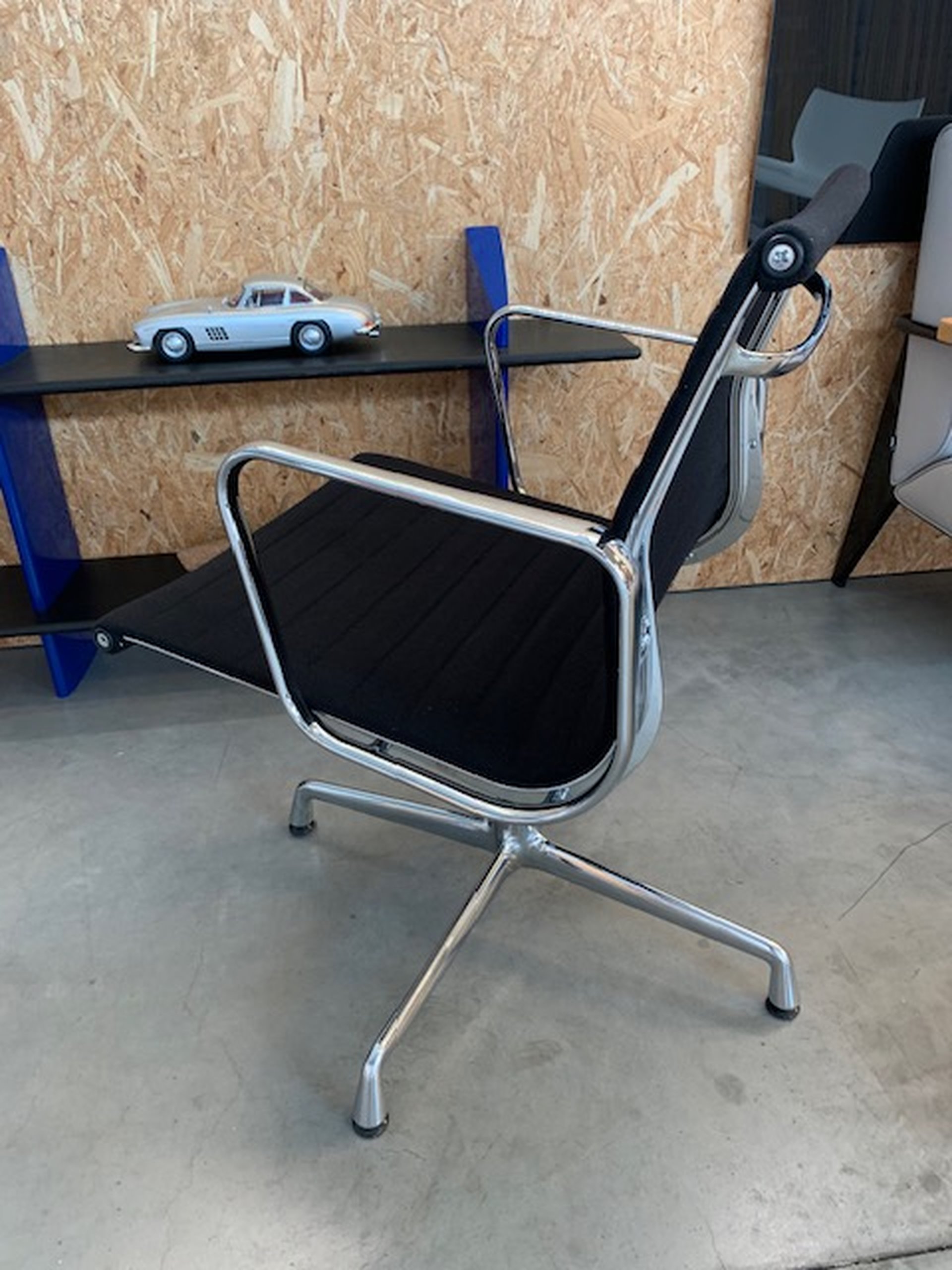 Vitra Eames EA108 hopsak chair | € 945 | Whoppah