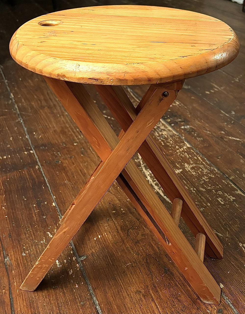 Roger Tallon Tabouret ou table d'appoint pliable en pin | €120 | Whoppah