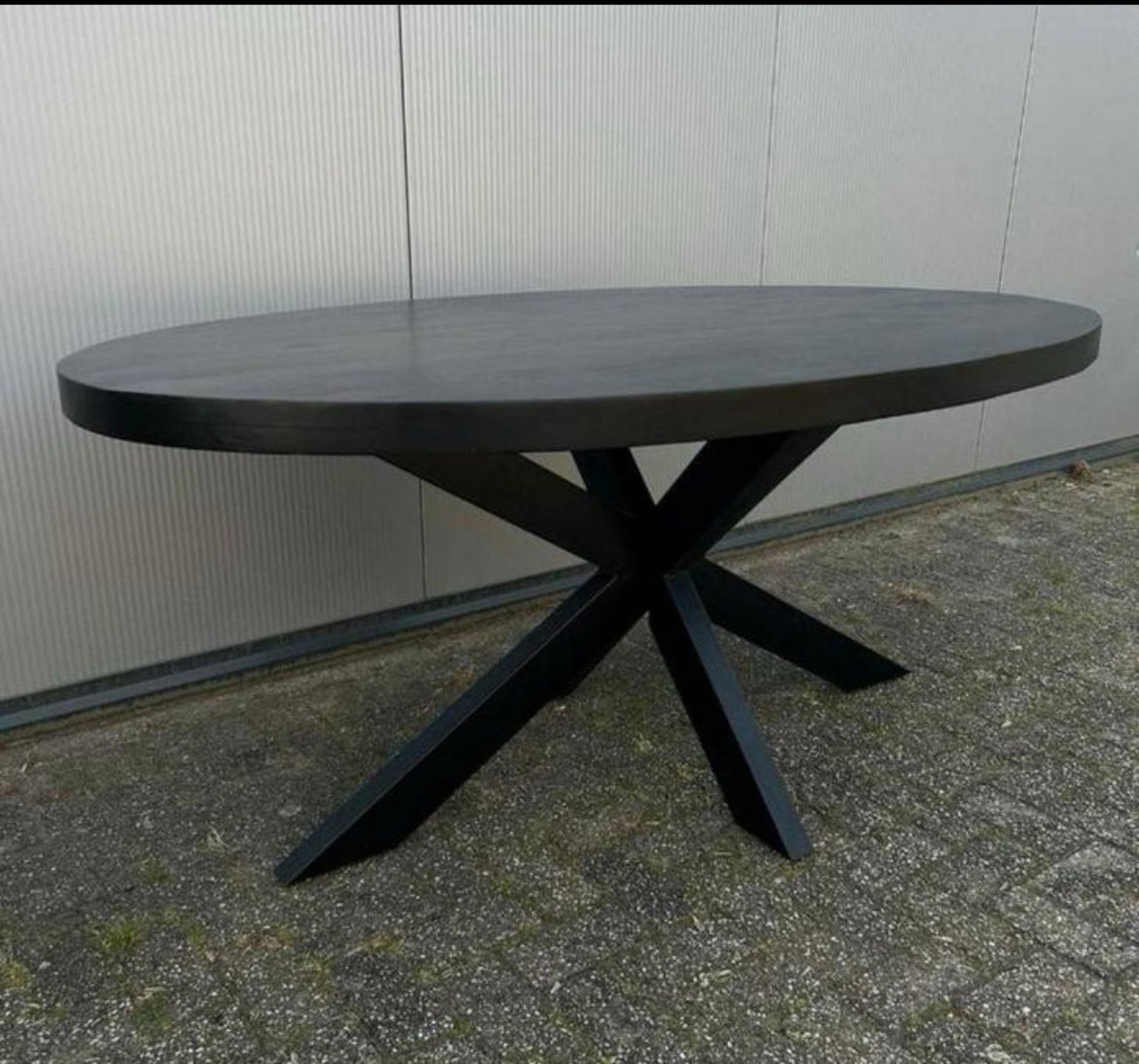 Table à manger en bois de manguier noir ovale | €325 | Whoppah