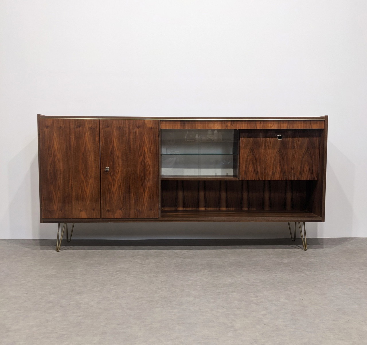 Buffet en ronce de noyer vernie | €585 | Whoppah