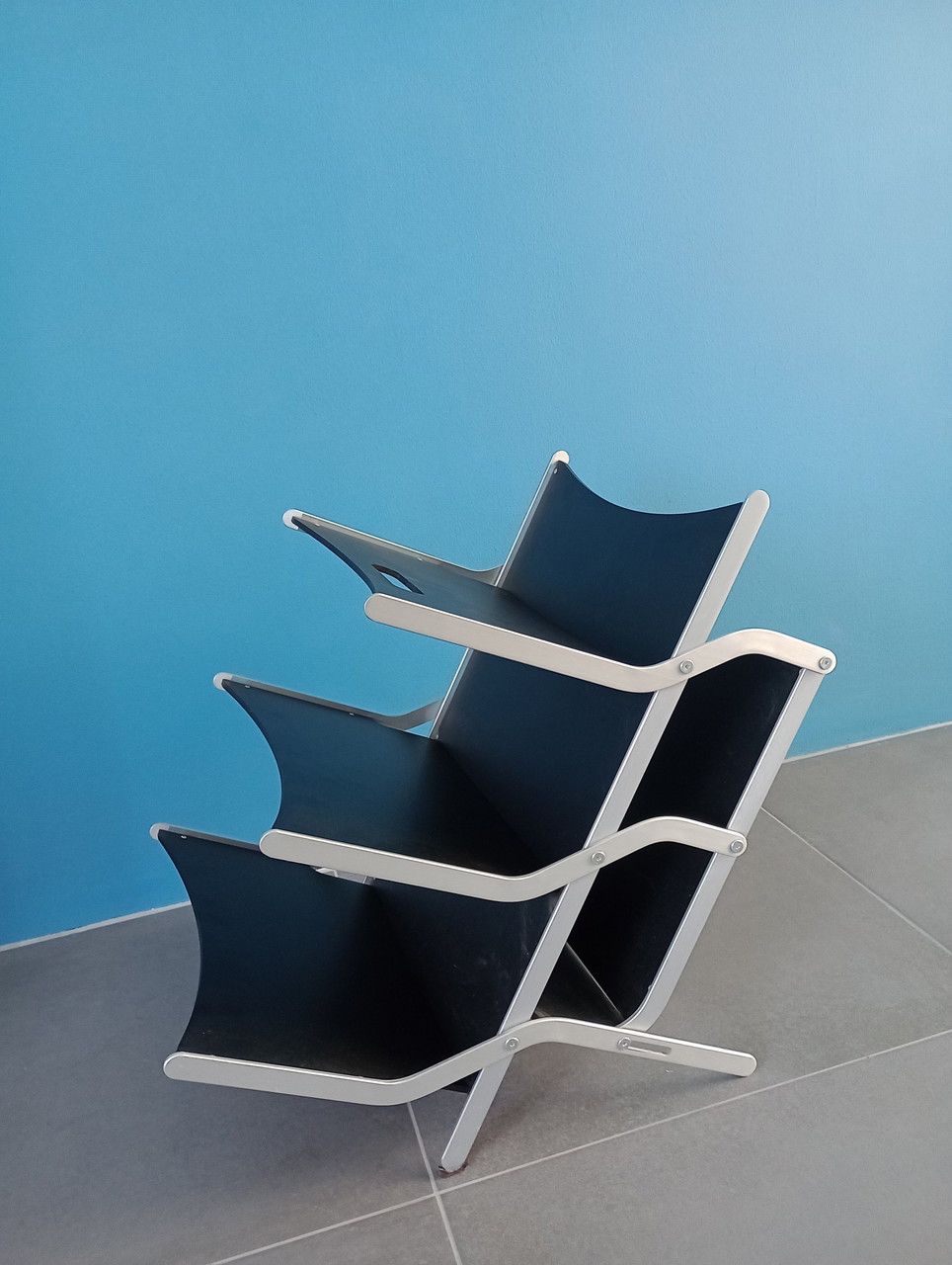 Porte-revues pliant Ycami Press - Par le designer Raul Barbieri | €90 | Whoppah