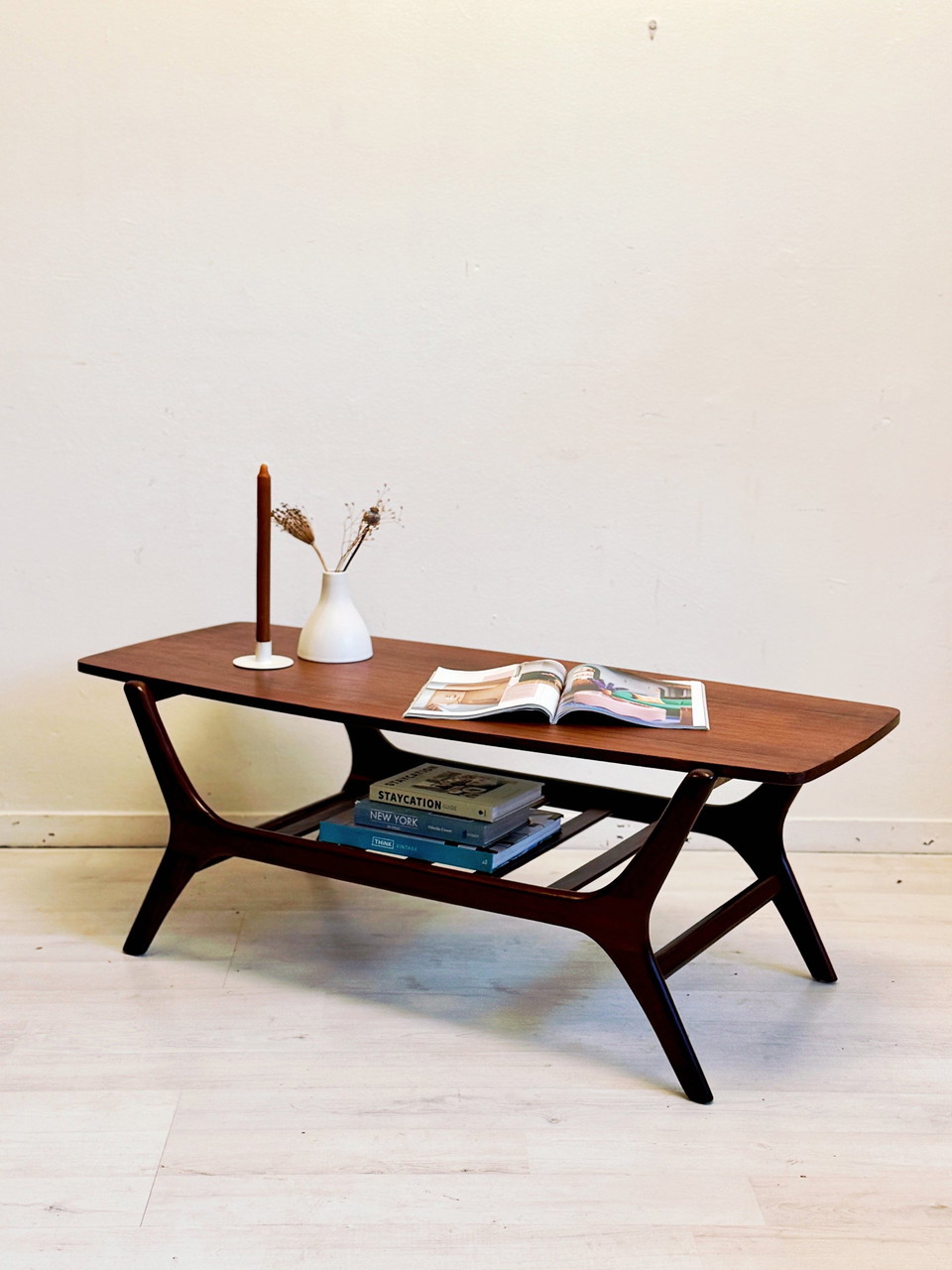 Table basse vintage en teck du milieu du siècle 60s | €425 | Whoppah