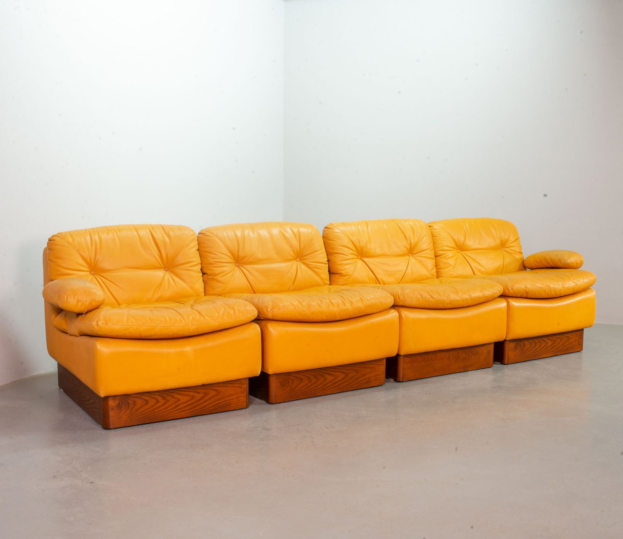 Dreipunkt Modulares Sofa aus Gelb Leder , 4 Elemente. Deutschland 1970er Jahre. | €4,950 | Whoppah