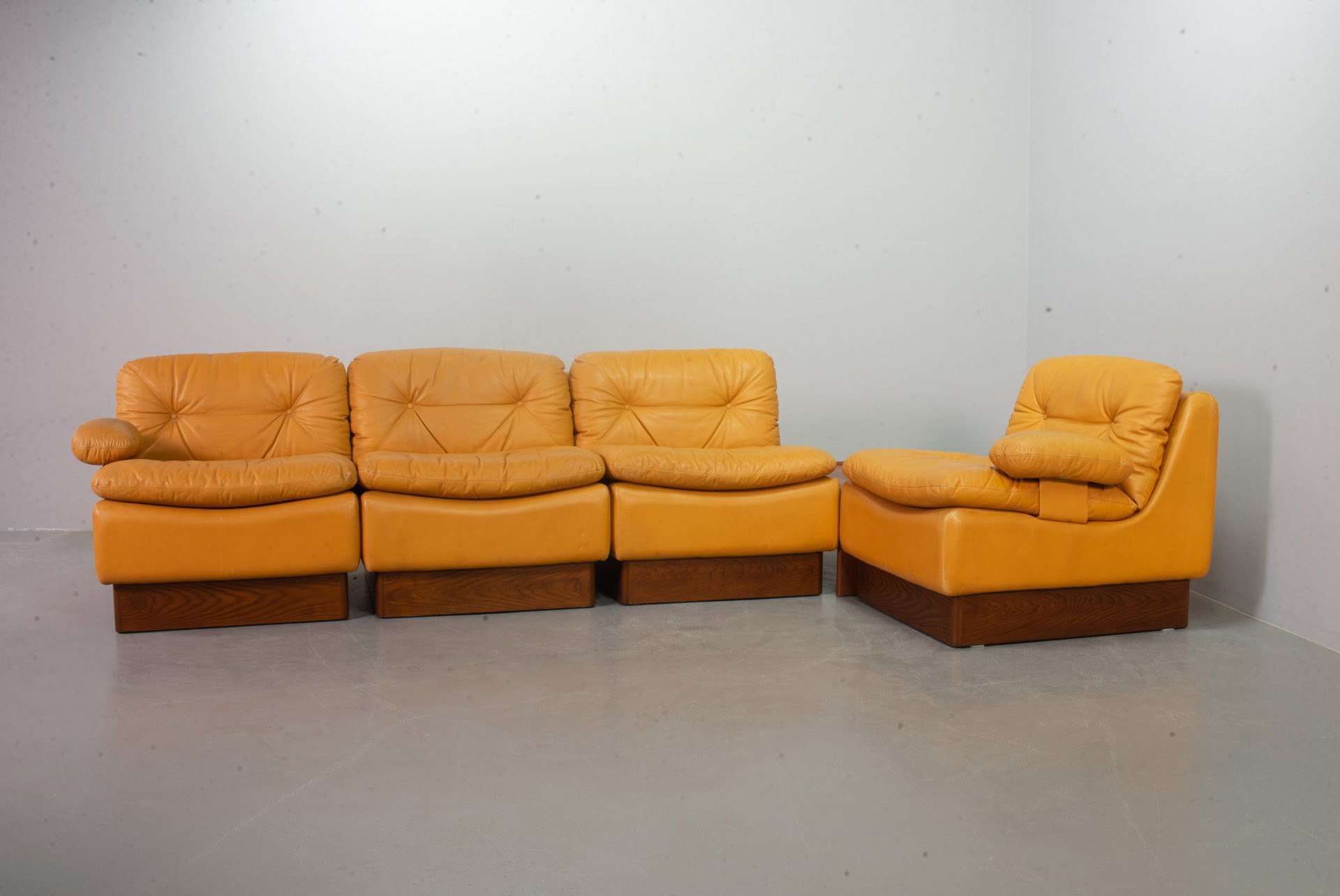 Dreipunkt Modulares Sofa aus Gelb Leder , 4 Elemente. Deutschland 1970er Jahre. | €4,950 | Whoppah
