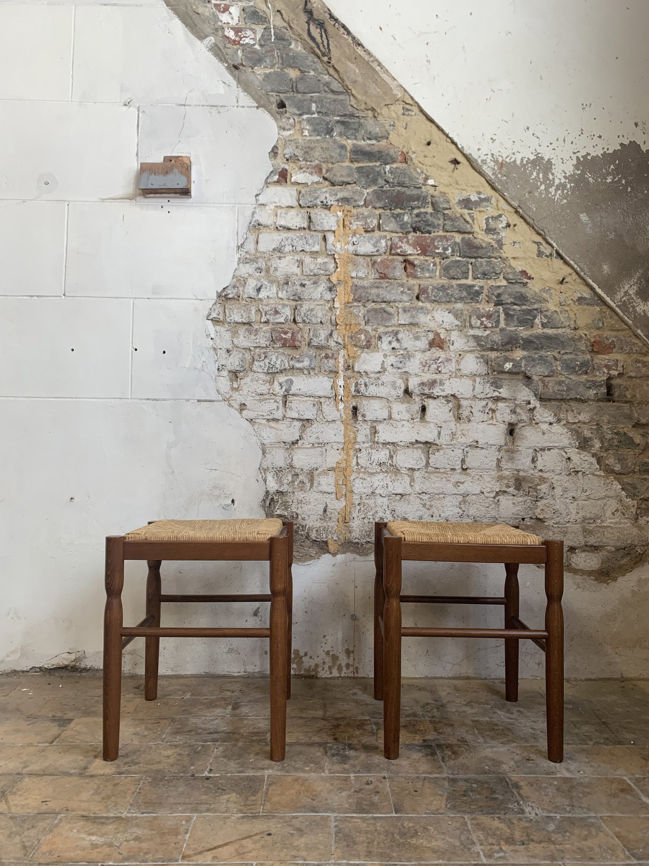 Paar französische Hocker aus Holz und Strohsitz aus dem 20. | €160 ...