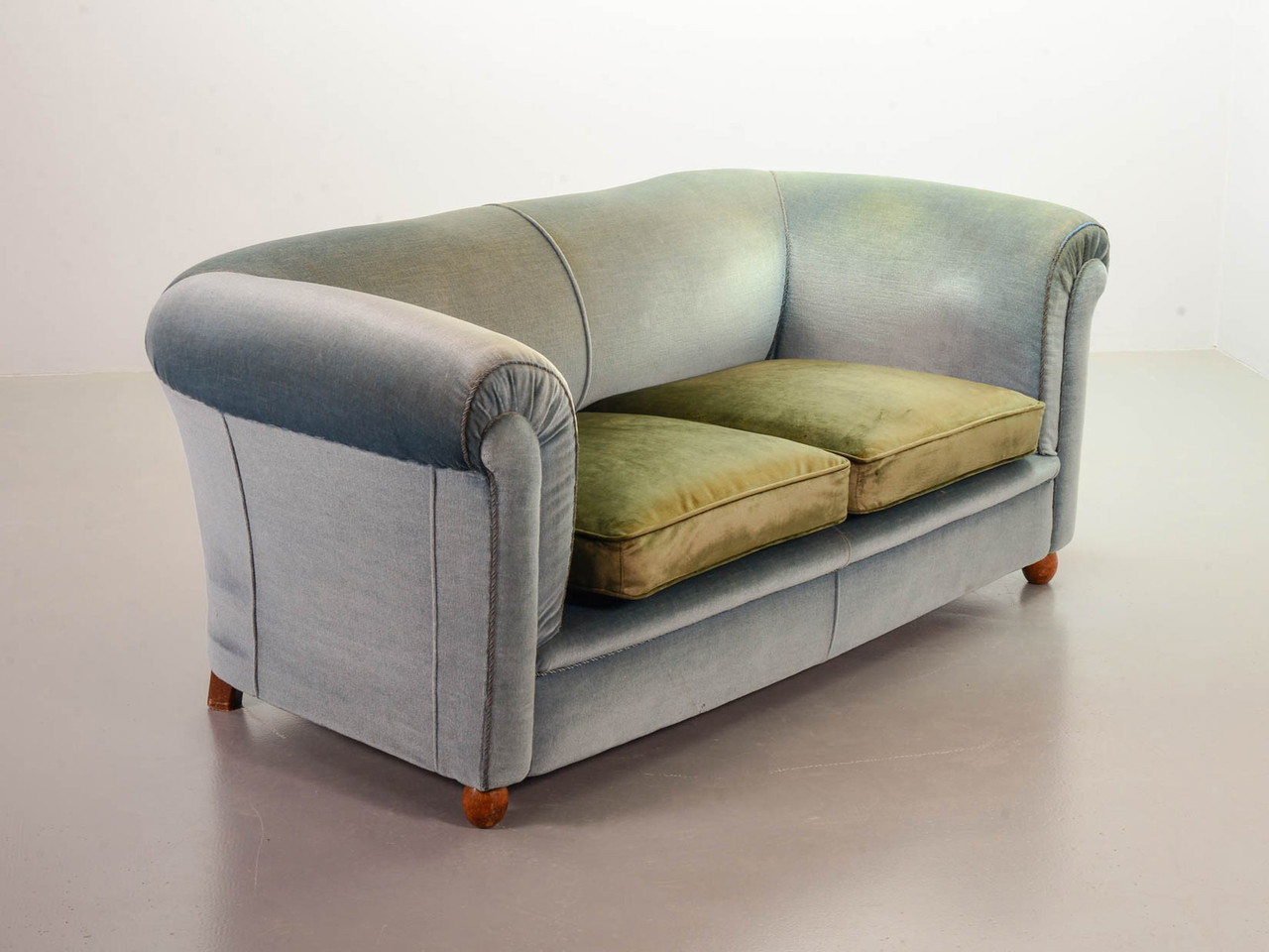 Chesterfield Duotone Zweisitzer Sofa im viktorianischen Stil aus mattblauem und moosgrunem Samt 1950er Jahre. Ref. Nr. SS058 2 950 Whoppah