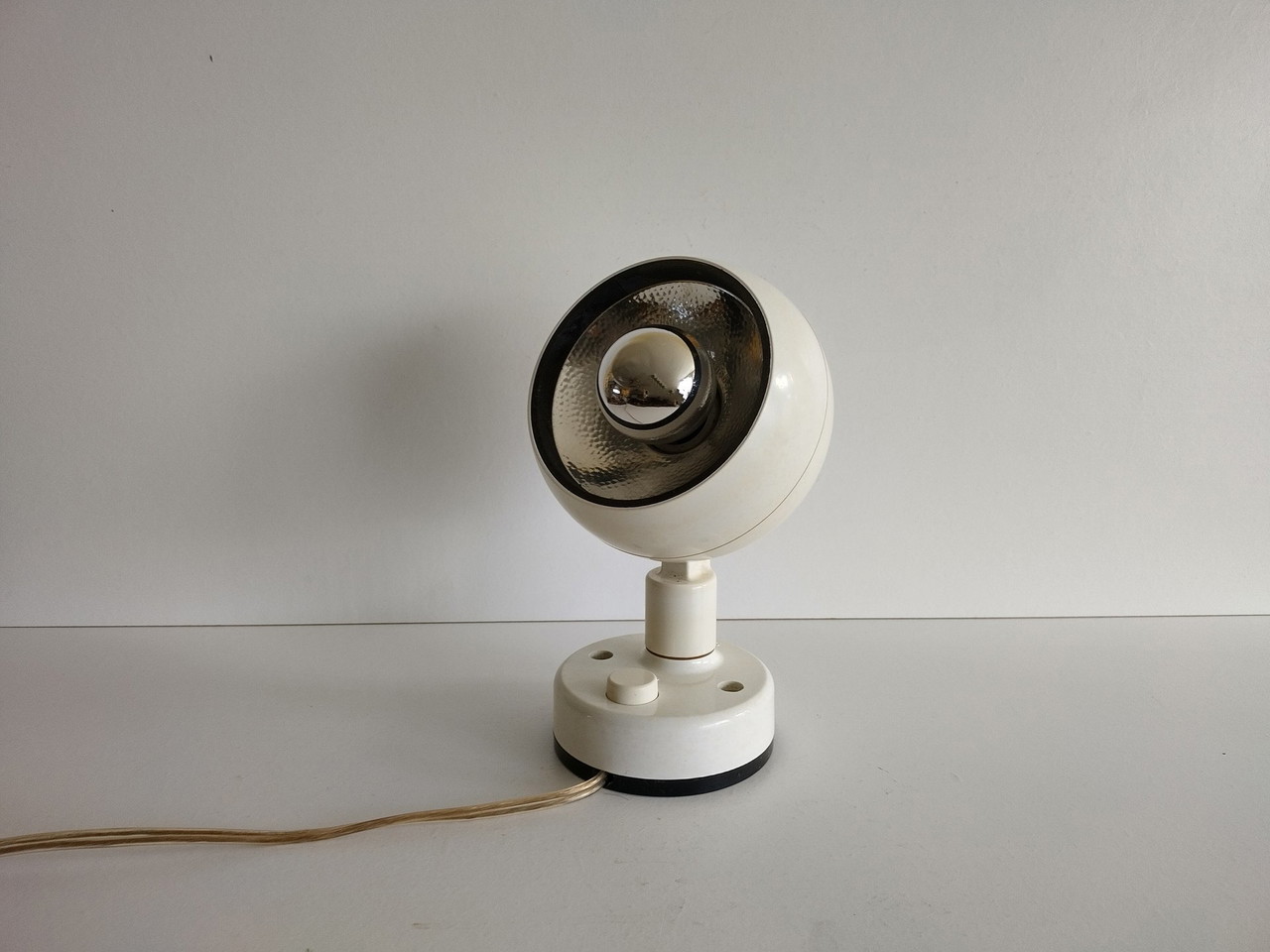 Philips Eyeball Wand-/Tischlampe - 1970er Jahre | €50 | Whoppah