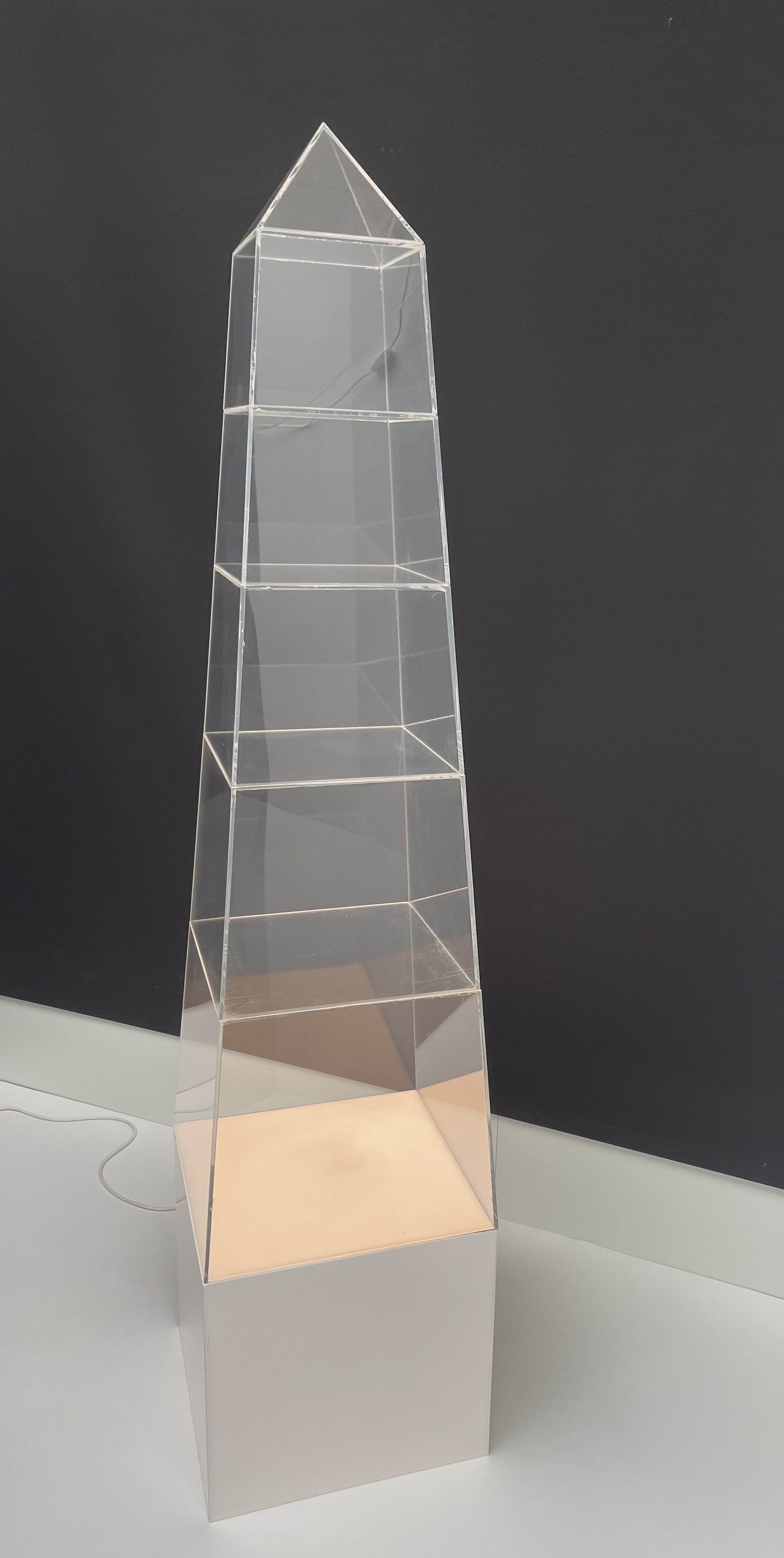 Vitrinenpyramide aus Plexiglas | 400 € | Whoppah