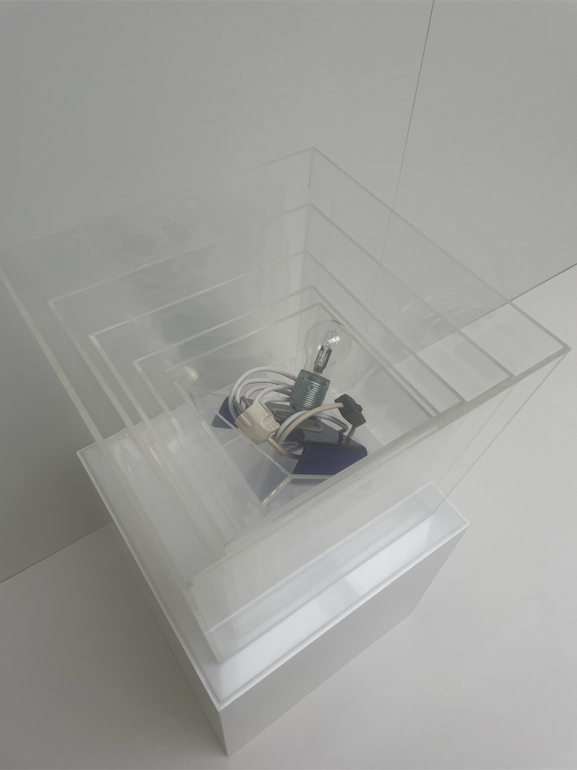 Vitrinenpyramide aus Plexiglas | 400 € | Whoppah