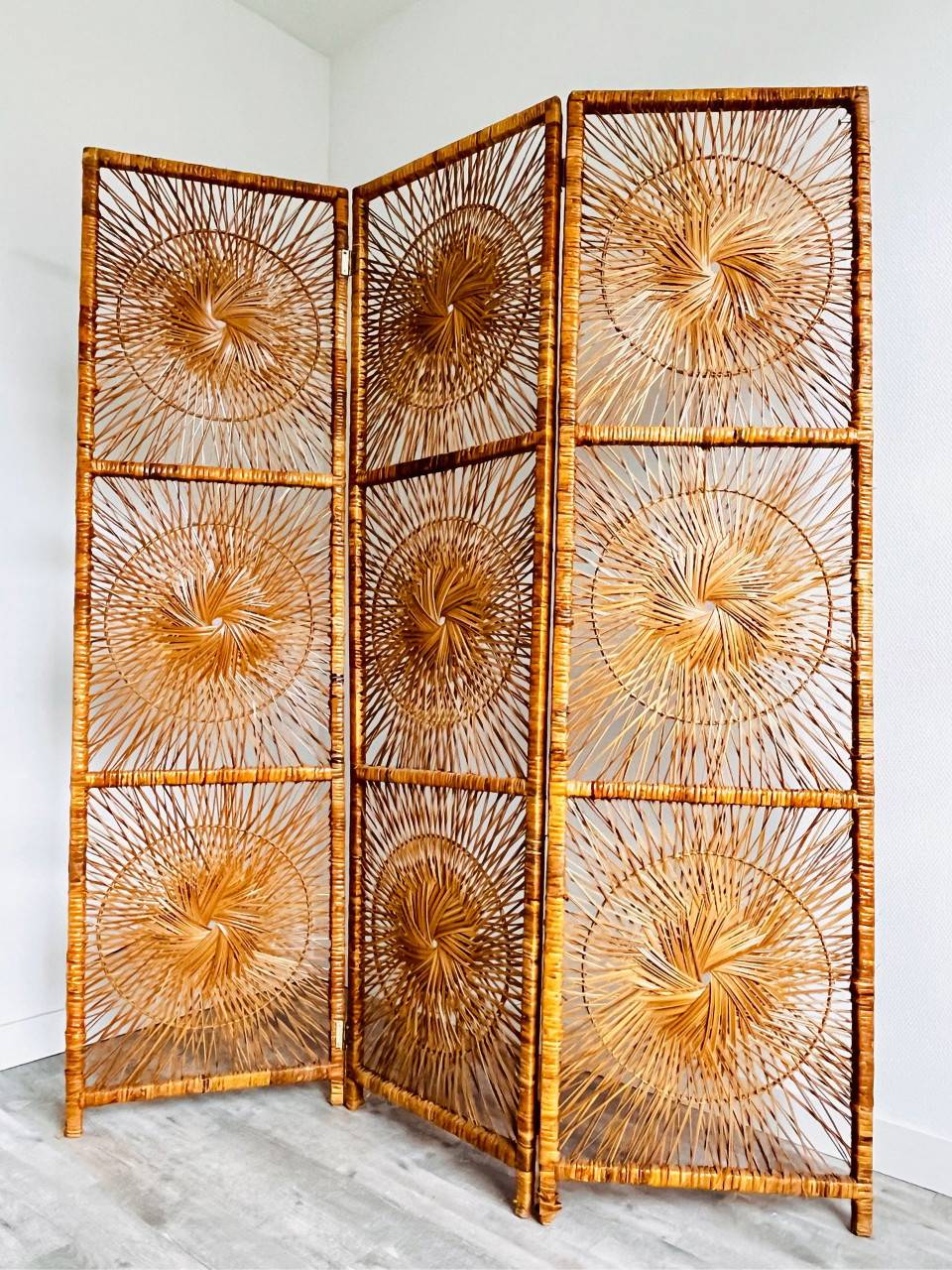 Vintage Sunburst Paravent aus Rattan | €199 | Whoppah
